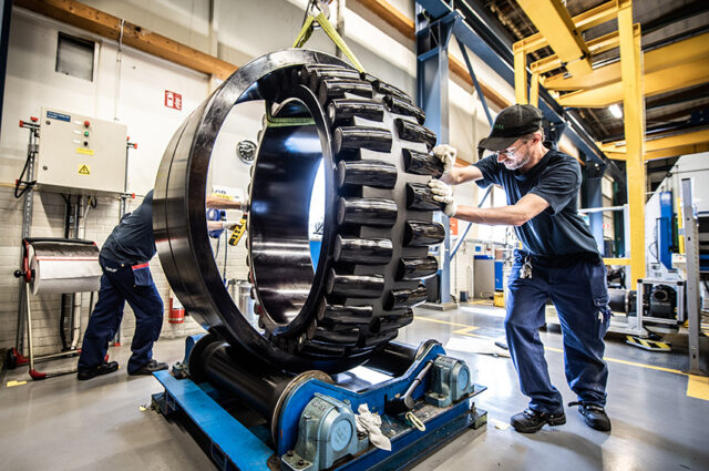 SKF Sensor roller collects information from large bearings | Evolution